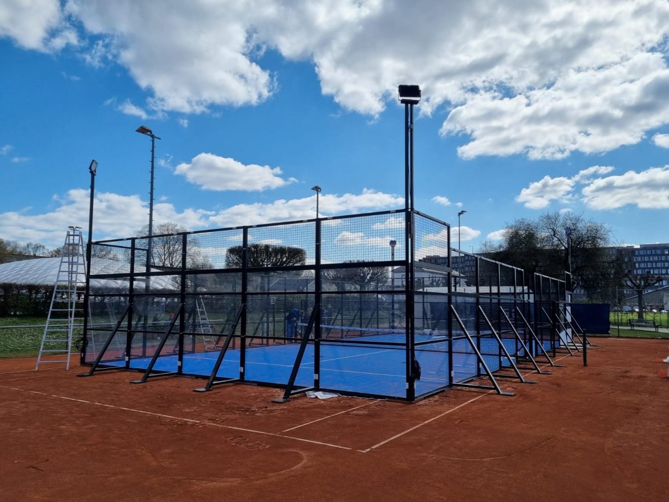 Comment installer un terrain de padel sans gros travaux ? - Holly-Sport